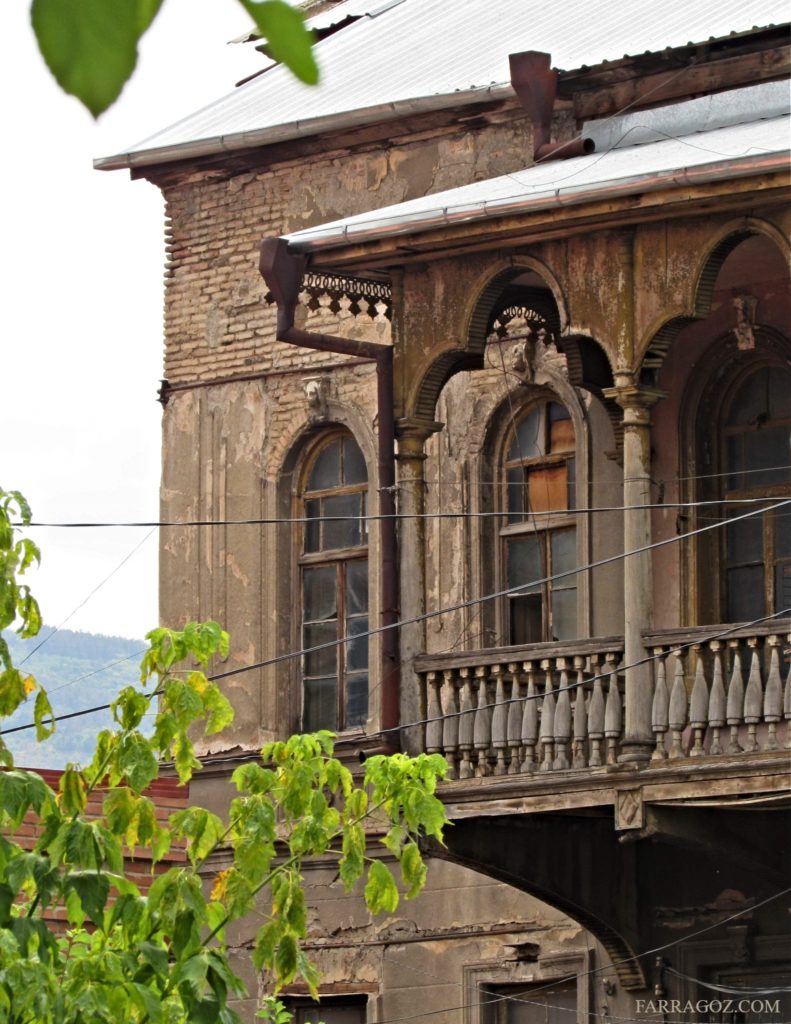 Old doors, shutters and verandas with patina – FARRAGOZ